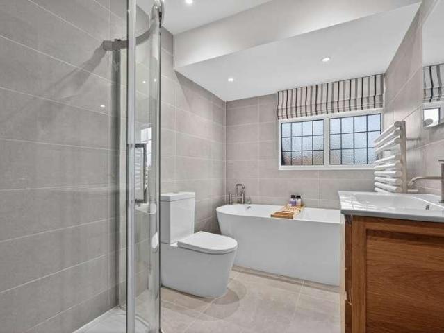 5 bed house for sale