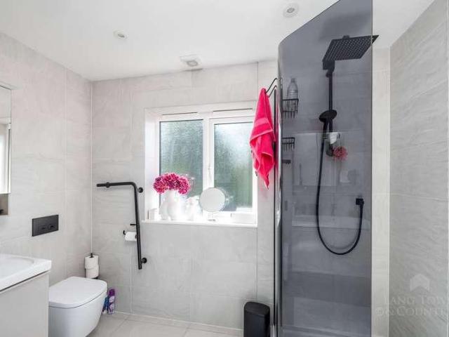 5 bed house for sale