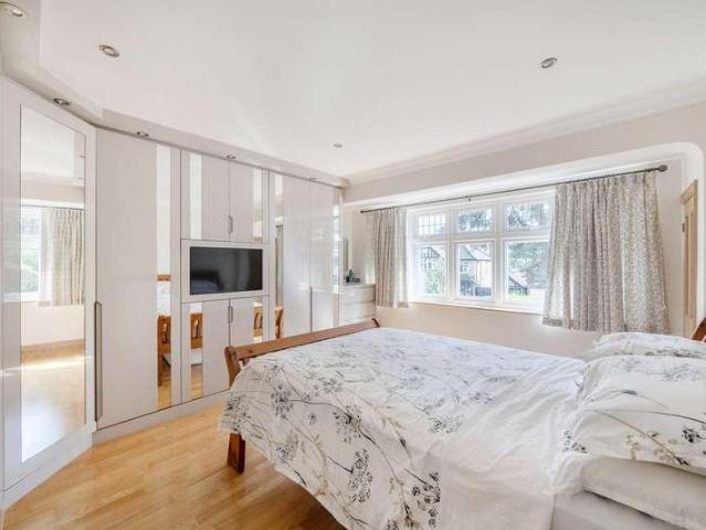 5 bed house for sale