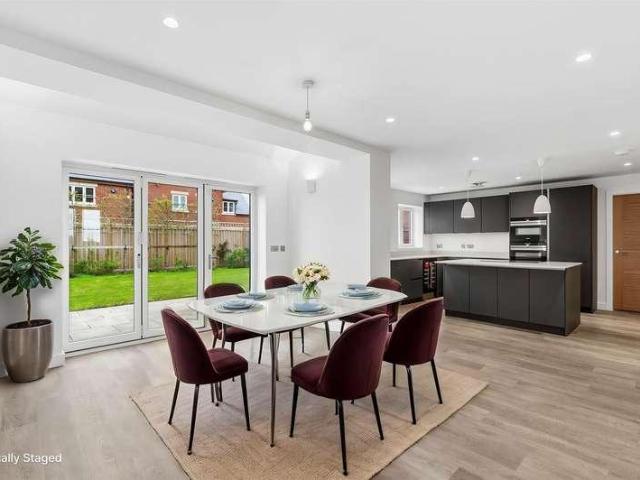 5 bed house for sale