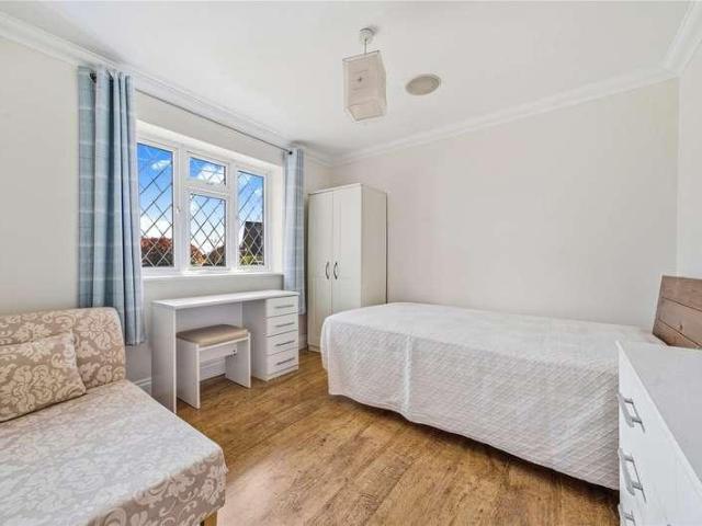 5 bed house for sale