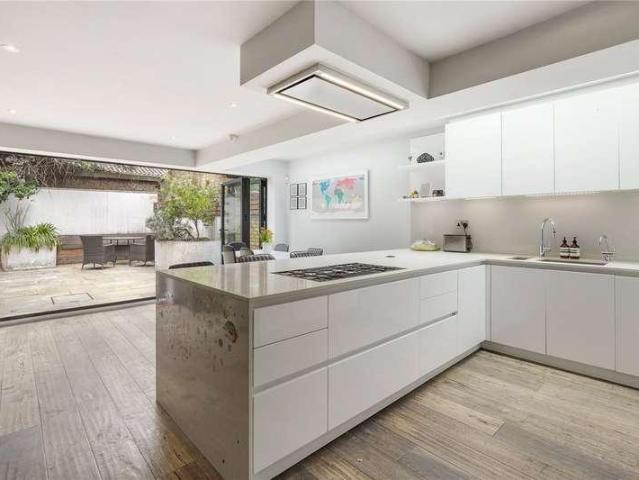 5 bed house for sale