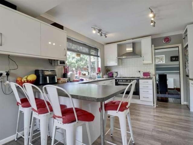 5 bed house for sale