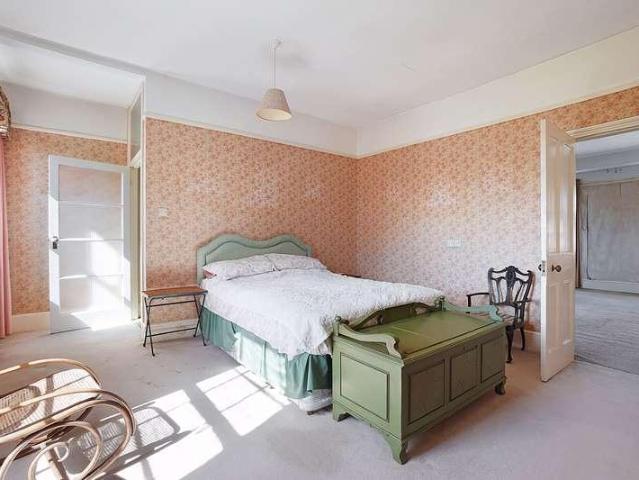 5 bed house for sale