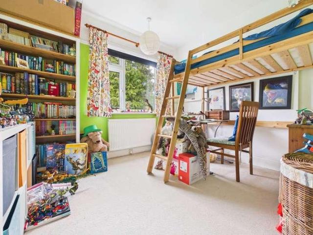 5 bed house for sale
