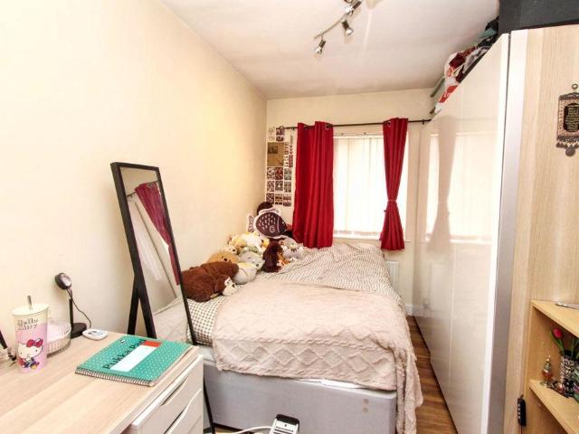 5 bed house for sale