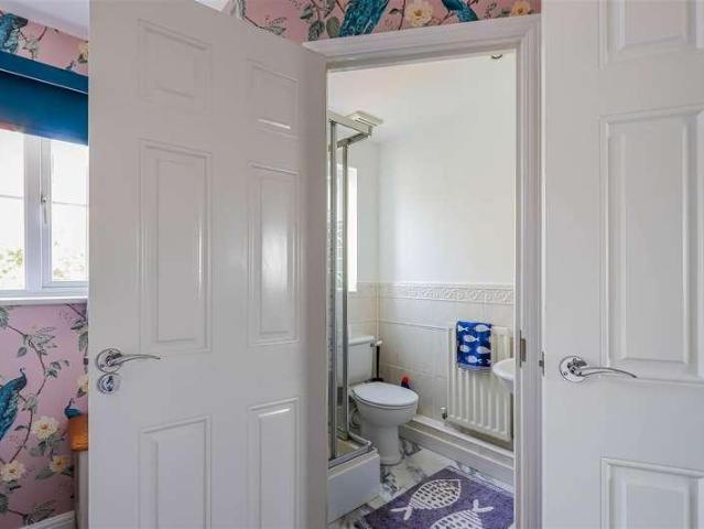 5 bed house for sale