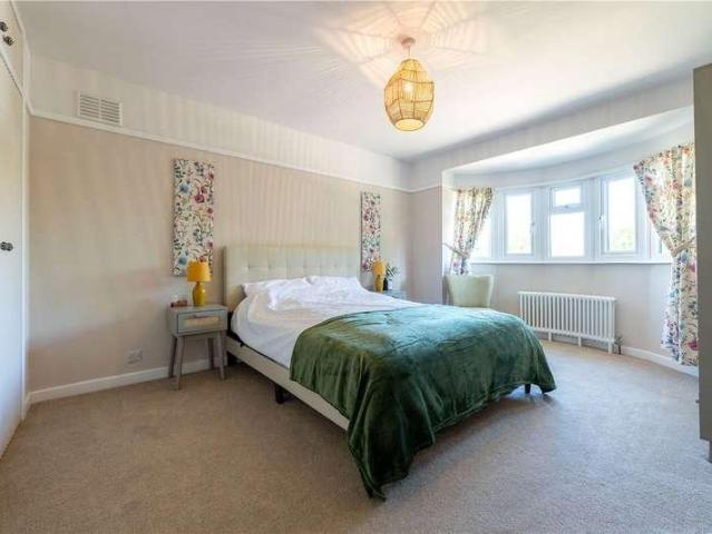 5 bed house for sale