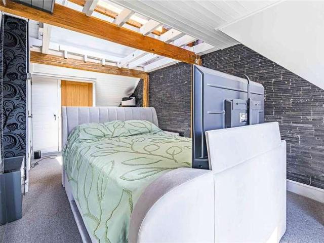5 bed house for sale