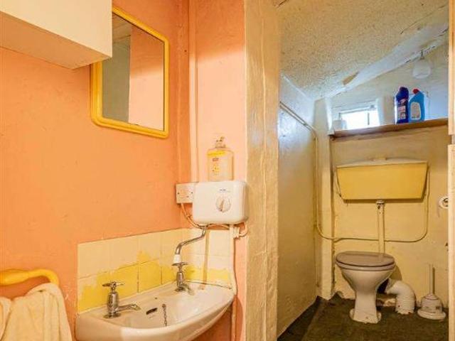 5 bed house for sale