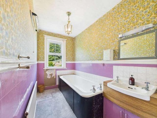 5 bed house for sale