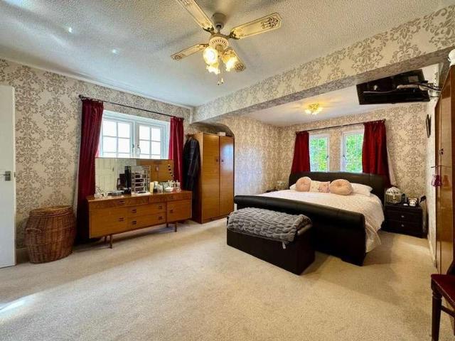 5 bed house for sale