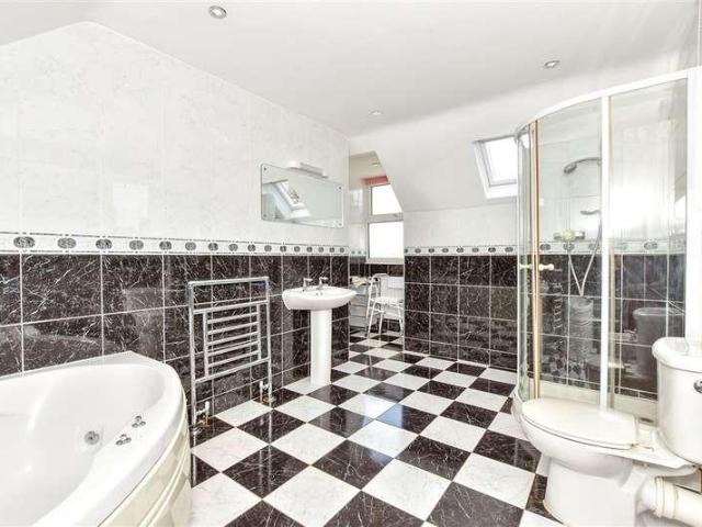5 bed house for sale