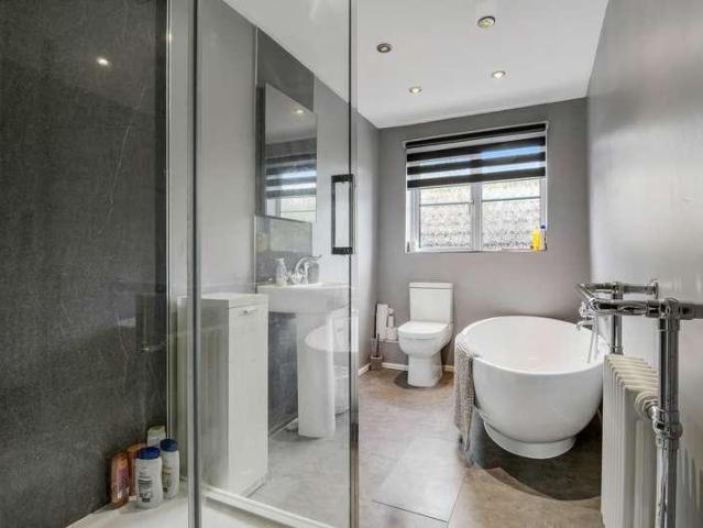 5 bed house for sale