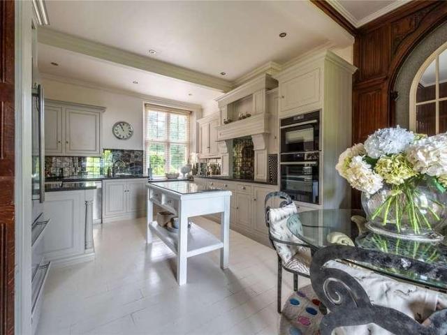 5 bed house for sale