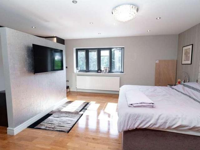 5 bed house for sale