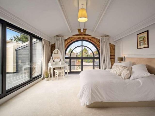 5 bed house for sale