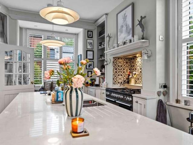 5 bed house for sale