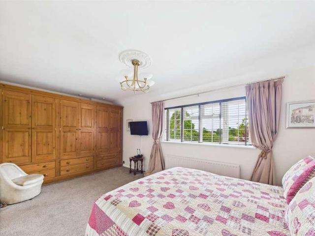 5 bed house for sale