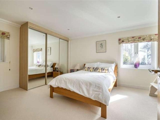 5 bed house for sale