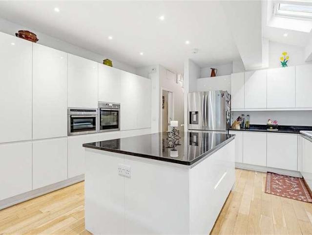 5 bed house for sale