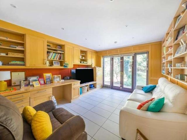 5 bed house for sale