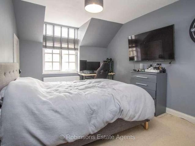 5 bed house for sale