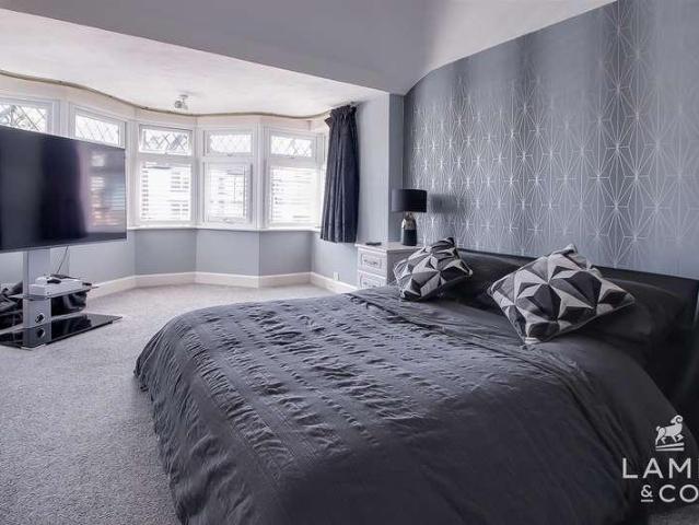 5 bed house for sale