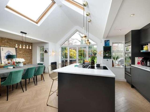5 bed house for sale