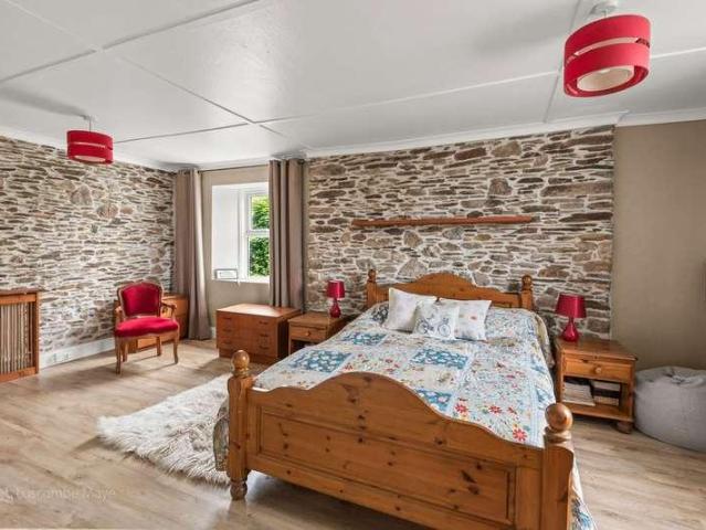 5 bed house for sale