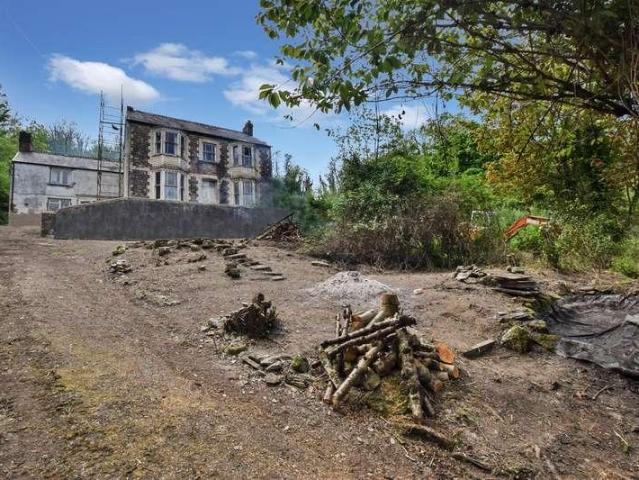 5 bed house for sale