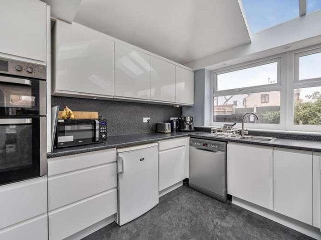 5 bed house for sale