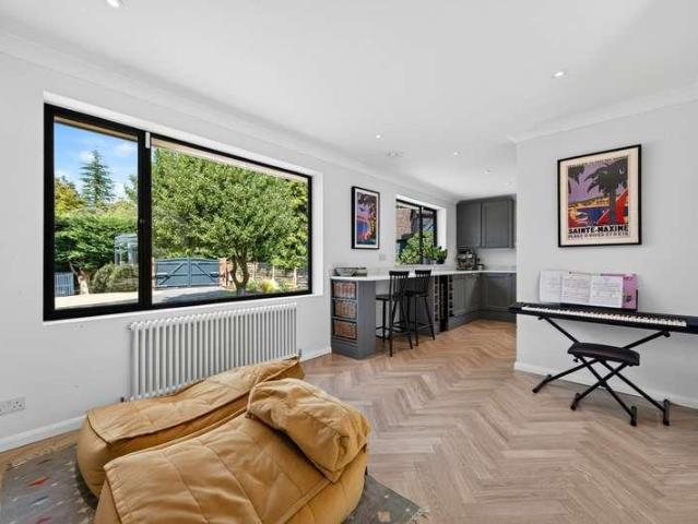 5 bed house for sale