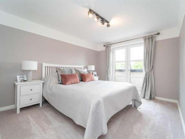 5 bed house for sale