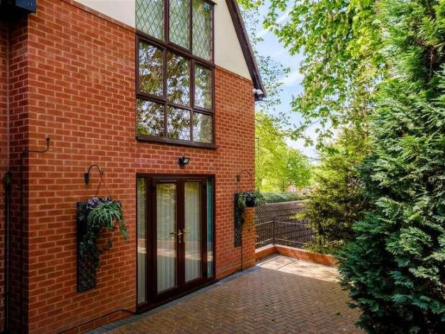 5 bed house for sale