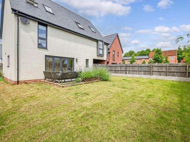 5 bed house for sale
