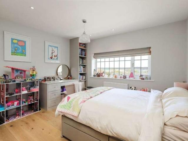 5 bed house for sale