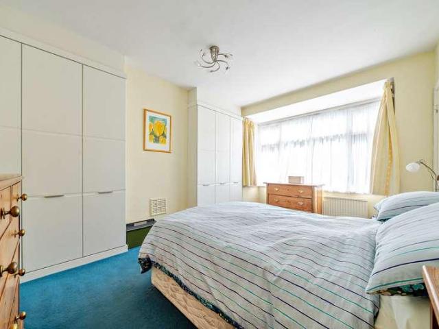 5 bed house for sale