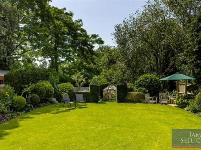 5 bed house for sale