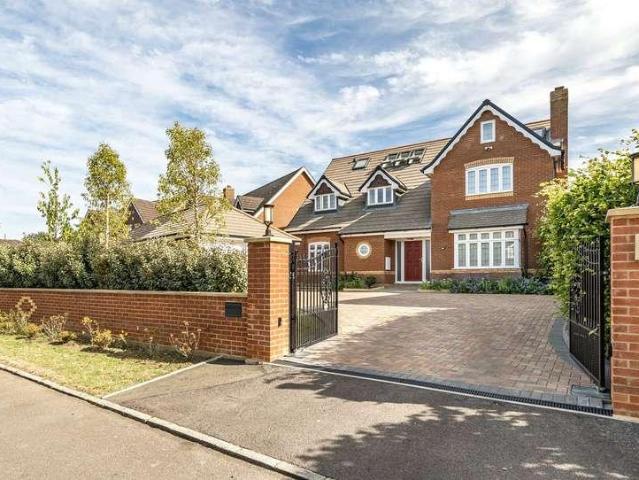 5 bed house for sale