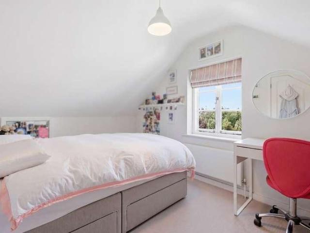 5 bed house for sale