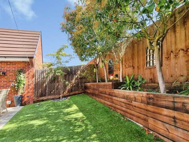 5 bed house for sale