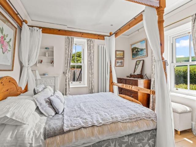 5 bed house for sale