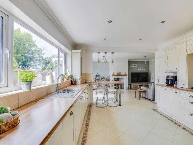 5 bed house for sale