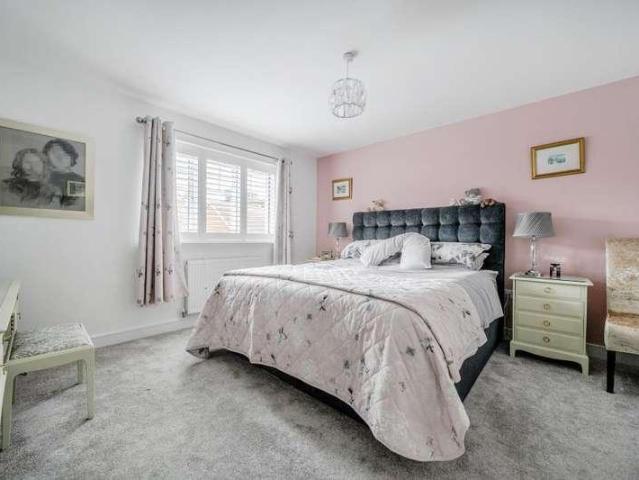 5 bed house for sale