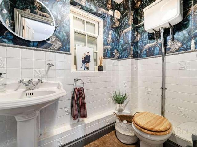 5 bed house for sale