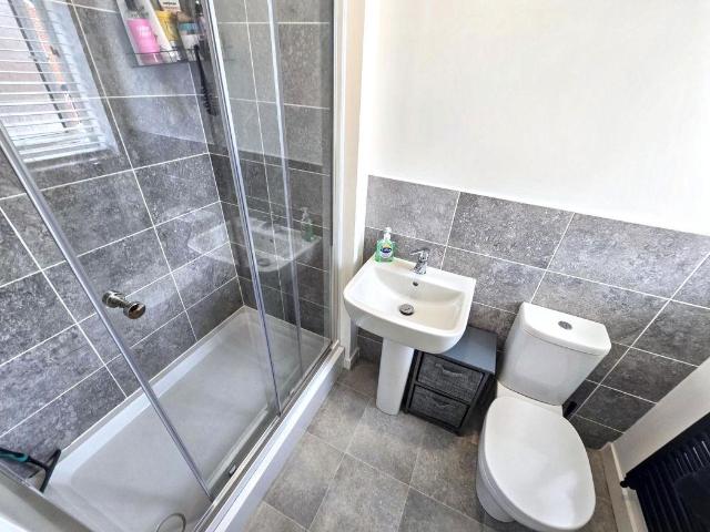 5 bed house for sale