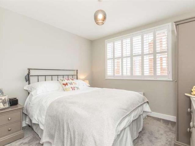 5 bed house for sale