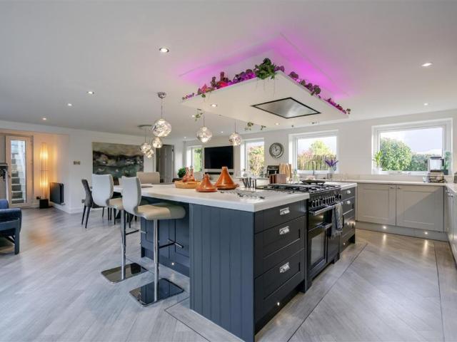 5 bed house for sale
