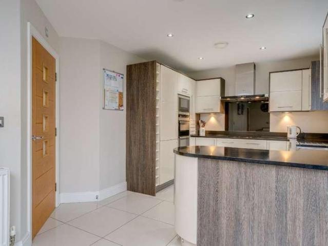 5 bed house for sale